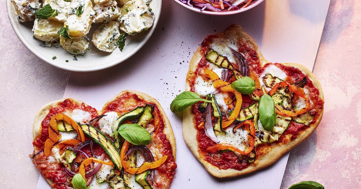 Heart-shape pizzas with rainbow slaw | Slimming World